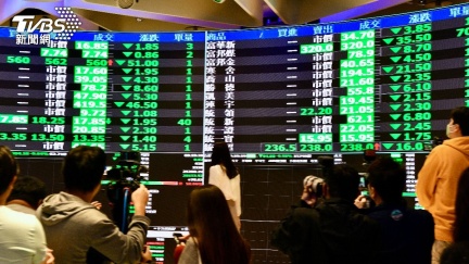 周杰倫、阿信夢幻合體F3！曝驚人成績「狂吸千萬」 3大洲取景超猛│TVBS新聞網