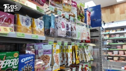 板橋車站換鈔詐騙！男遭強迫「2千元換300」 只能傻拿12張卡片│TVBS新聞網