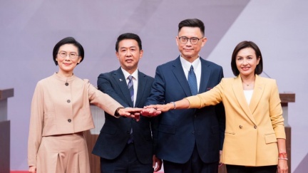 快訊／現場畫面曝！北車M8出口疑遭人丟煙霧彈 旅客尖叫蹲地急逃│TVBS新聞網