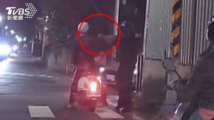 借錢口氣差引殺機！男遭室友持53cm長刀砍頭 血流滿面倒地│TVBS新聞網