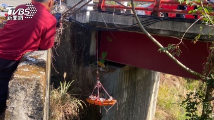 快訊／台中嚴重車禍！30歲男遭撞困車底 無心跳搶救中│TVBS新聞網