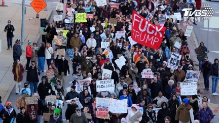 寮國移民家中打赤膊穿短褲遭ICE持槍闖入 零下10度遭上銬拖戶外│TVBS新聞網