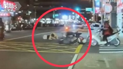 快訊／路程不到5分鐘！男子總統府旁持刀 民眾嚇壞：大家都在逃│TVBS新聞網