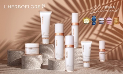 不是這種肌膚 貴婦可是看不上眼的唷！ 彷若天生無暇肌的裸妝正在流行|BEBE POSHE 奢華寶貝|超能微米晶球原生精華粉底|奢華寶貝粉底刷 ...