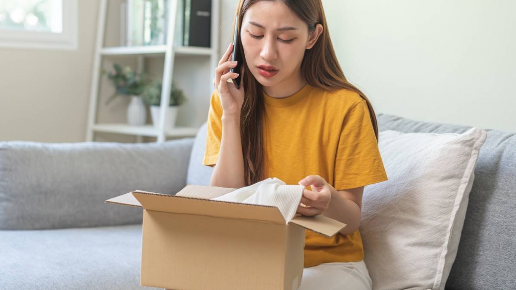 領超商包裹注意！警察揭「5字樣」恐詐騙別簽收，見土黃色膠帶也要小心|食尚玩家