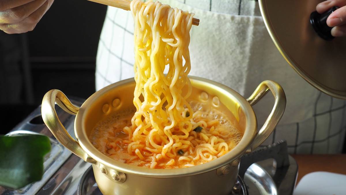 最愛吃泡麵國家不是日韓！「冠軍」平均每人年吃81包，台灣也進前10名|食尚玩家