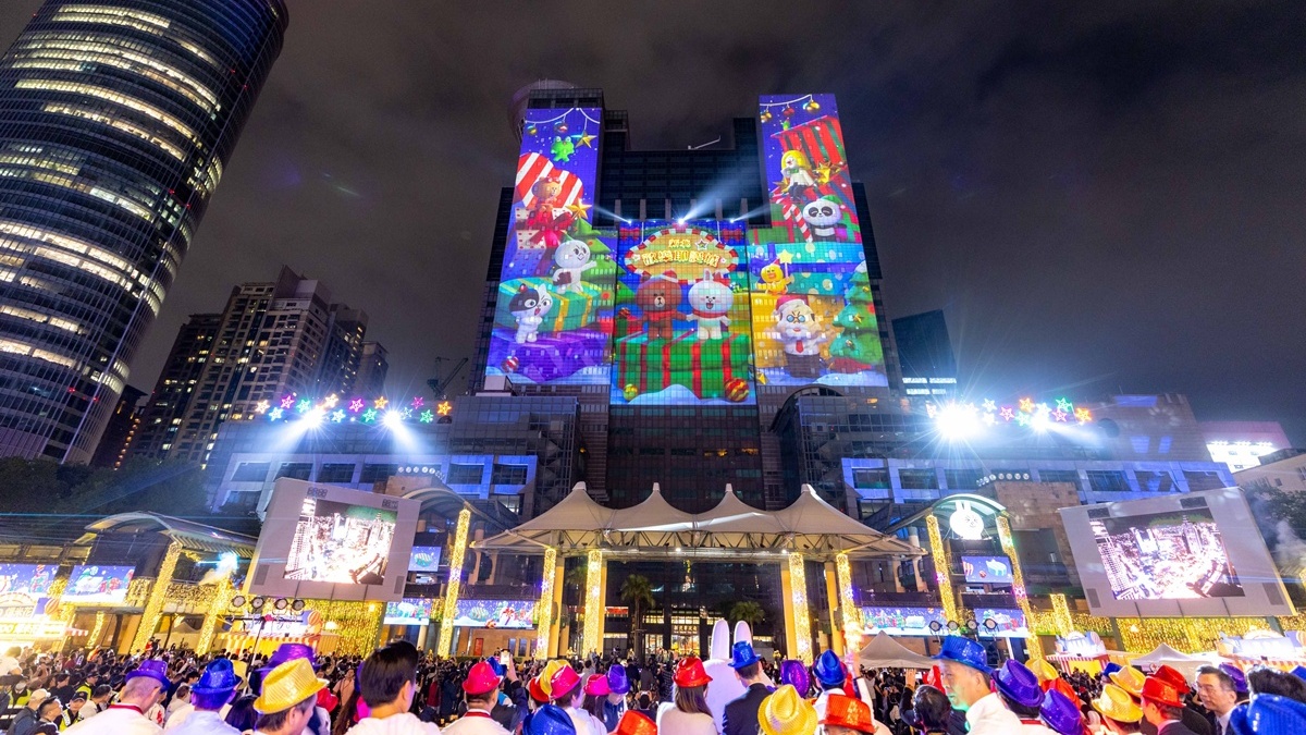「2025新北歡樂耶誕城」盛大登場！光雕投影秀強勢首演，啦啦隊女神李雅英驚喜現身|食尚玩家