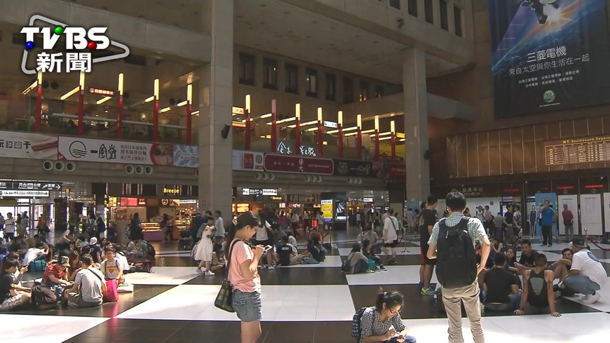 空調不涼！北車2F丼飯店 邊吃炸物邊流汗│TVBS新聞網