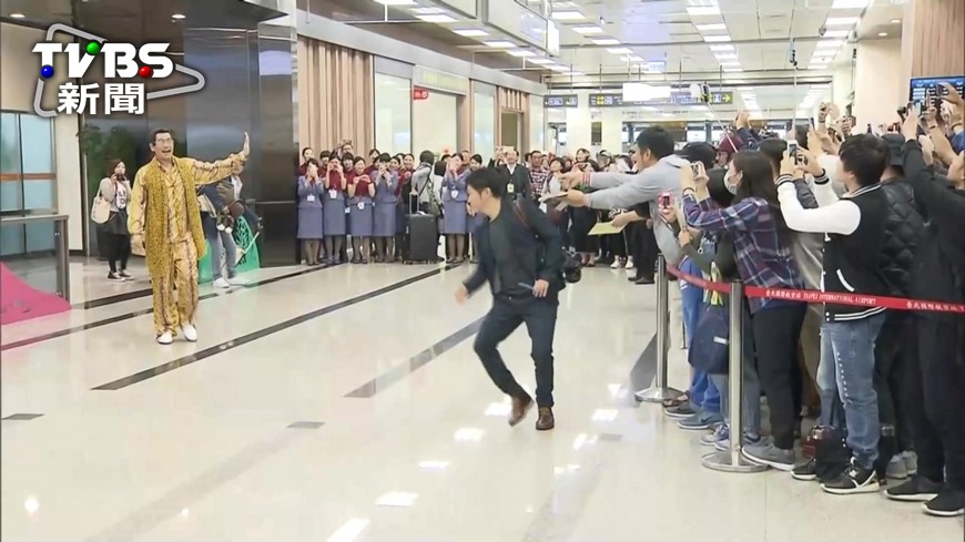 「PPAP」來了！ PIKO太郎抵台破千粉絲接機│TVBS新聞網