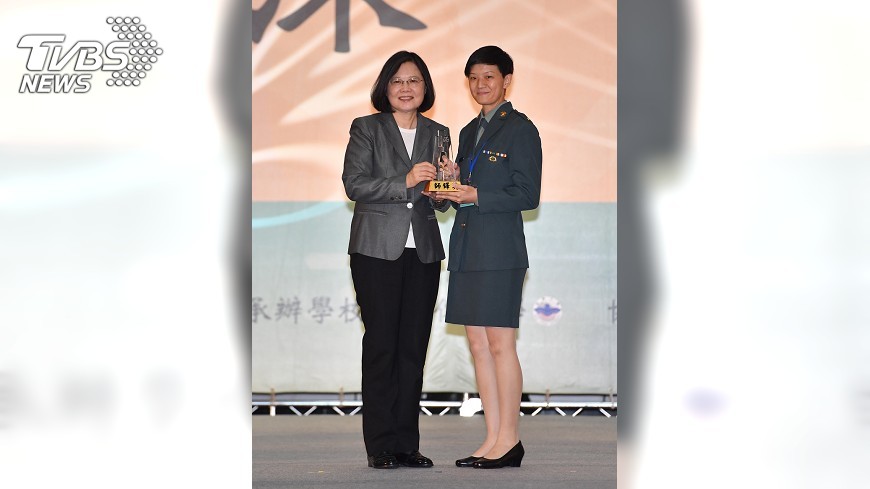 女教官奪師鐸獎 反毒訣竅先反菸│TVBS新聞網