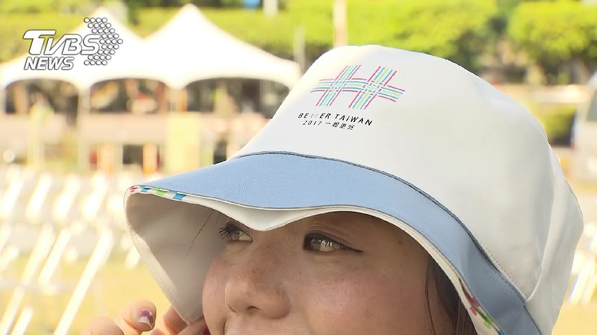 國慶帽變身4造型民眾夯搶 蔡總統也DIY│TVBS新聞網