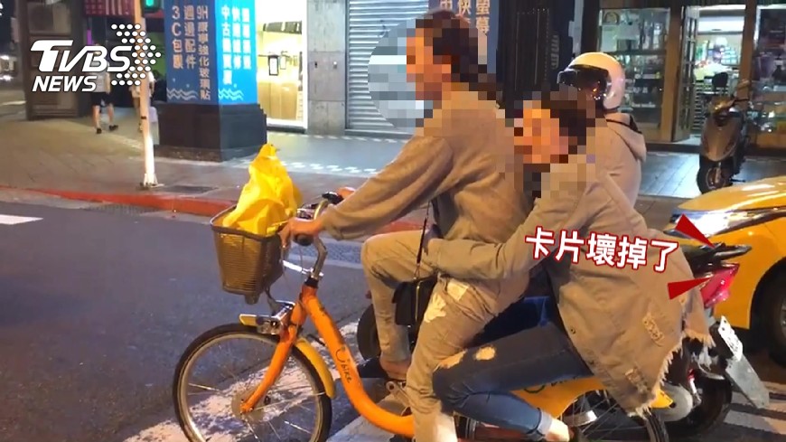 危險！女踩護弓坐擋泥板 騎Ubike違規雙載│TVBS新聞網