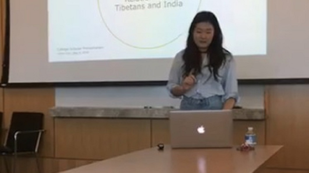 被嫌褲子太短！她當教授面「脫到只剩內衣褲」│TVBS新聞網