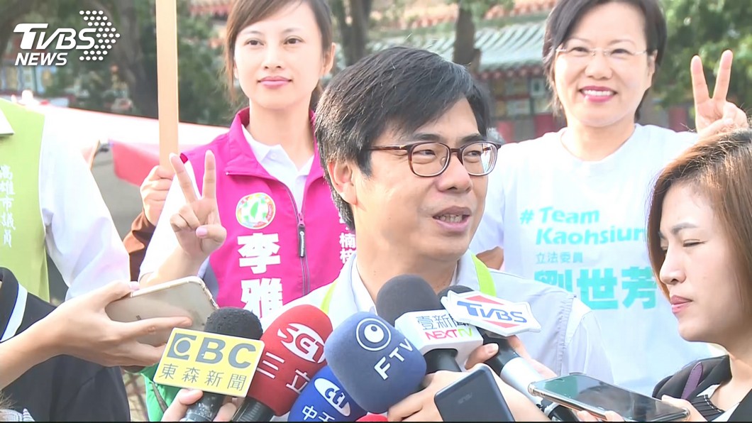 陳其邁哈囉市場掃街 攤販送粽喊凍蒜│TVBS新聞網