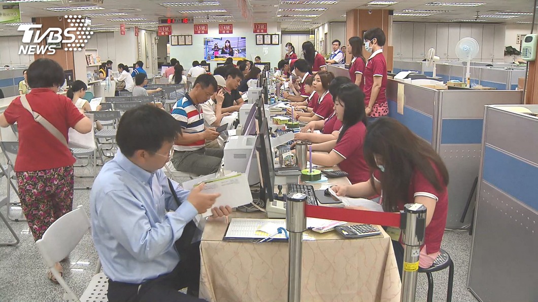 美降息4碼引恐慌！ 台股挫411點、失9800關卡│TVBS新聞網