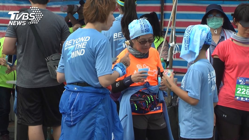 有跑有得吃！跑6.5hr馬拉松 沿途嗑海鮮│TVBS新聞網