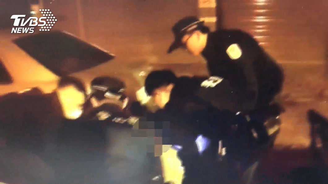 我不開窗！酒駕男闖紅燈拒檢 加速逃1KM│TVBS新聞網