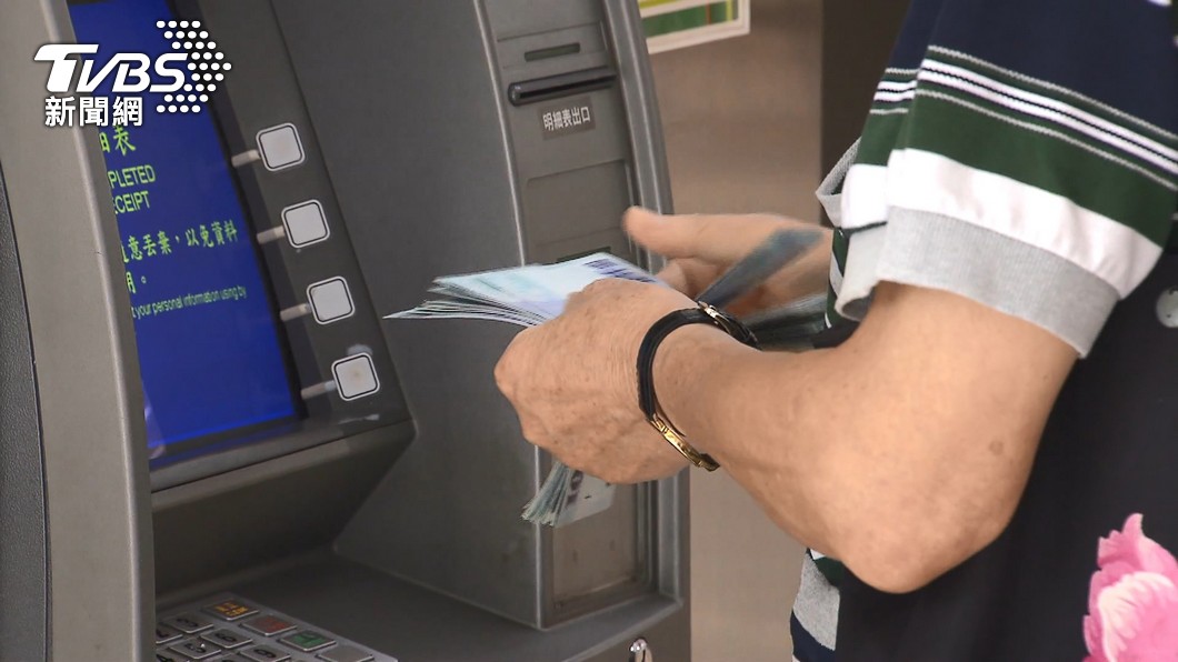 男怒問「誰要領我錢」 詐騙千變萬變不離ATM│TVBS新聞網