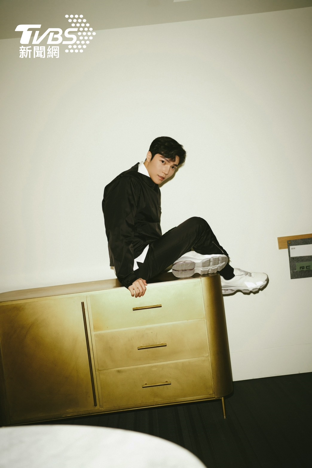 髮型師跨界模特兒！Ryan合體郭源元「邊吃邊拍」│TVBS新聞網