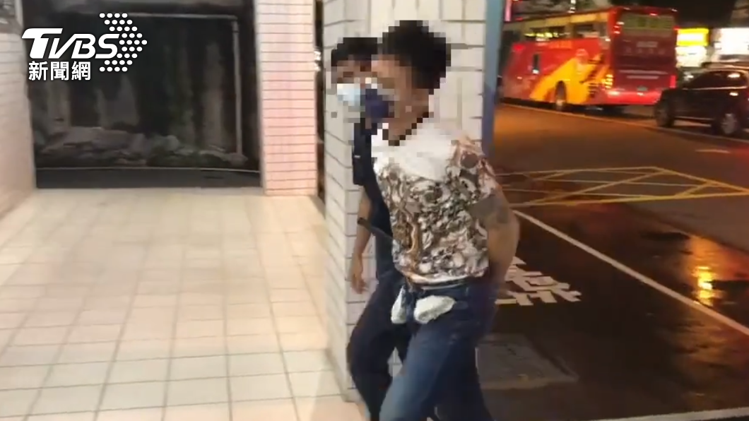 「車鑰匙掉進水溝了！」竊賊騙鎖匠配新鑰匙 速偷賓士車│TVBS新聞網