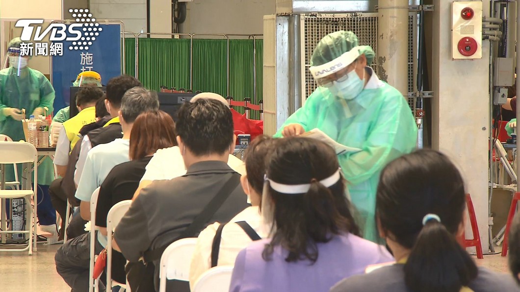 青年甭等！BNT優先12至17歲 再開18至22歲登記│疫苗│AZ│TVBS新聞網