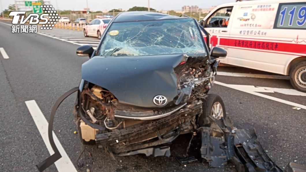 男國一逆向飆8公里！內側道對撞 車頭全爛當場OHCA│TVBS新聞網