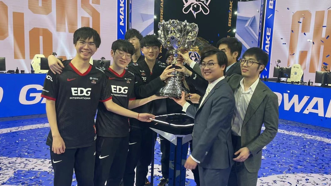 EDG台選手「坐板凳」奪LOL世界冠軍 老闆贈每人一間房│TVBS新聞網