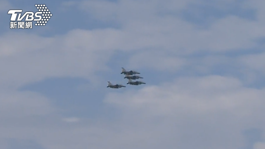 歷史性的一刻！F-16V戰機聯隊接裝 升空秀絕佳性能│TVBS新聞網