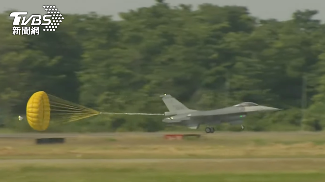歷史性的一刻！F-16V戰機聯隊接裝 升空秀絕佳性能│TVBS新聞網
