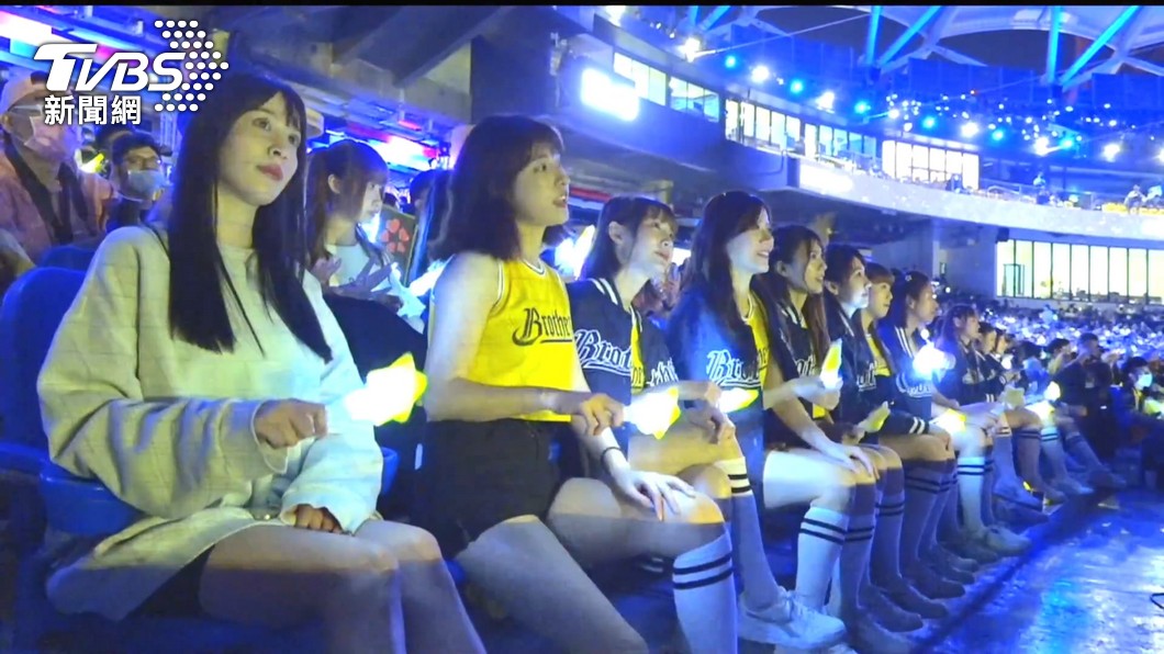 茄子蛋、告五人、TizzyBac輪番上陣！中信兄弟主場搖身巨型KTV│TVBS新聞網