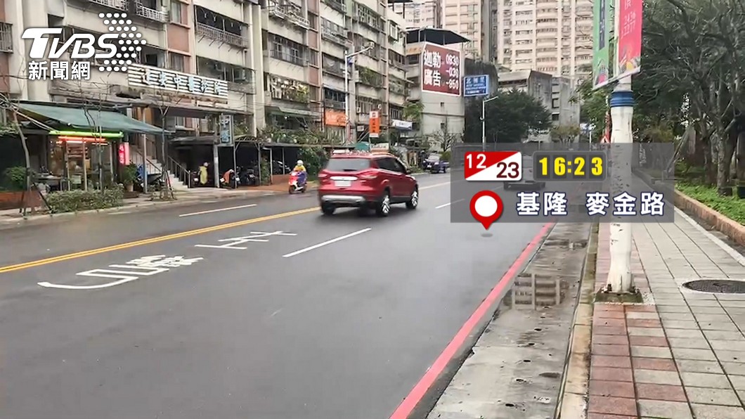 驚悚！女急穿越馬路 遭行經公車撞飛滑3M│TVBS新聞網