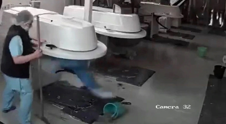 驚悚畫面曝！麵包店女員工打掃 同事誤開攪拌機將她絞殺│TVBS新聞網