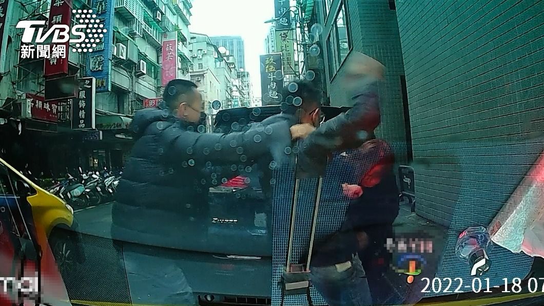 防疫計程車不能載一般客 酒客遭拒竟暴怒出拳毆司機│TVBS新聞網