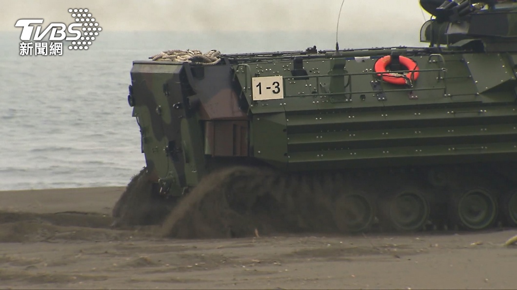 搶灘登陸+爬坡考不倒 海陸AAV-7兩棲突擊車秀馳騁能力│海軍陸戰隊│AAV-7兩棲登陸突擊車│國軍│TVBS新聞網