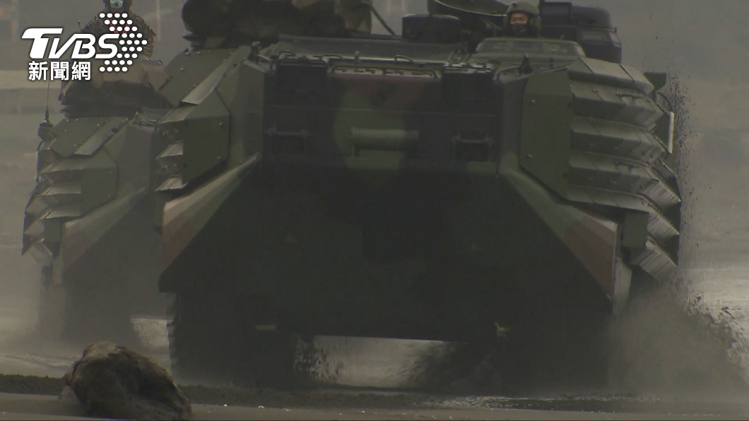 搶灘登陸+爬坡考不倒 海陸AAV-7兩棲突擊車秀馳騁能力│海軍陸戰隊│AAV-7兩棲登陸突擊車│國軍│TVBS新聞網