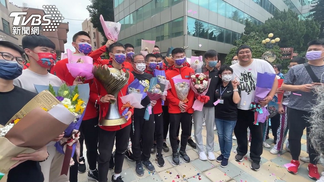 新竹市首度HBL奪冠！MVP陳將双風光返校│TVBS新聞網