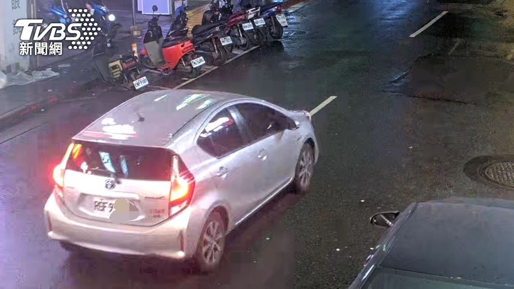 笨賊用膠帶變造車牌「RBF」成「PCE」 改了車頭卻沒改車尾遭逮│TVBS新聞網