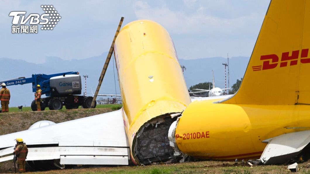 DHL貨機迫降！衝出跑道冒火光 驚悚「斷兩截」畫面曝│TVBS新聞網