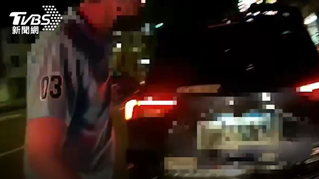 藏毒心虛！狡猾男車牌掛反光片 眼尖警逮走下場GG│TVBS新聞網