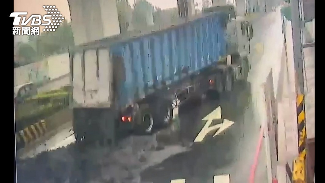 爛泥巴封路！砂石車狂瀉「廢土」 塞車2.5km│TVBS新聞網