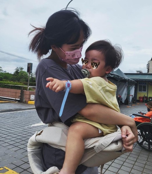 鄧福如1歲兒確診「HowHow快篩陽」 發燒症狀曝光│TVBS新聞網