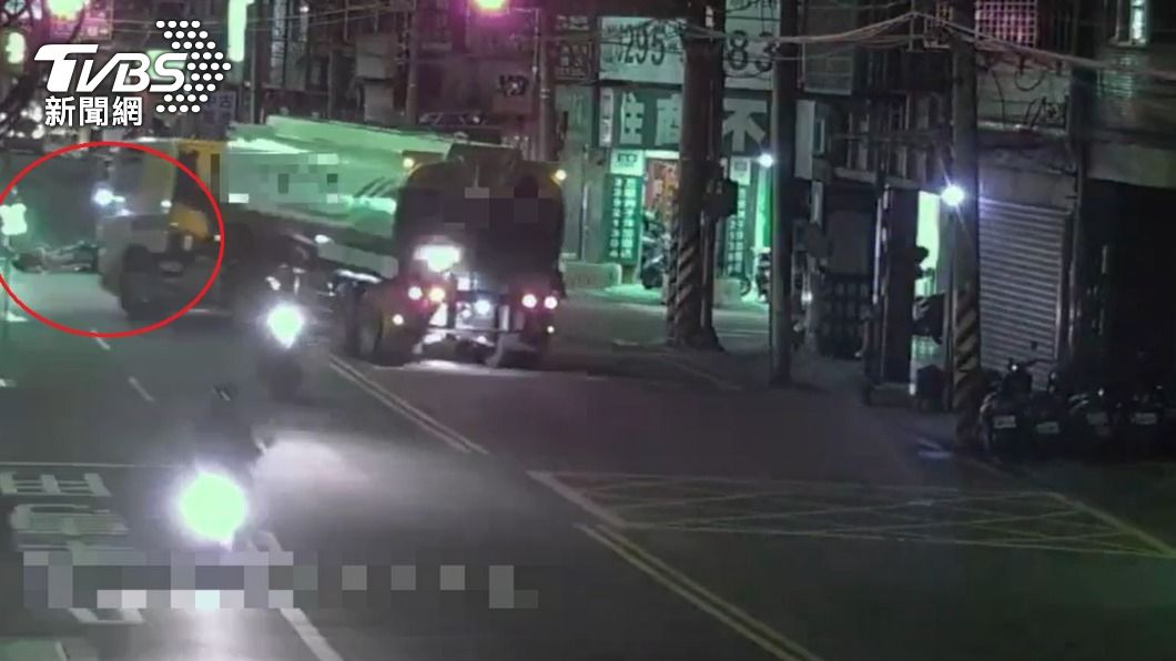 油罐車想左轉卻打錯方向燈 害2騎士慘摔險遭捲車底│機車│道路交通管理處罰條例│五股區│TVBS新聞網