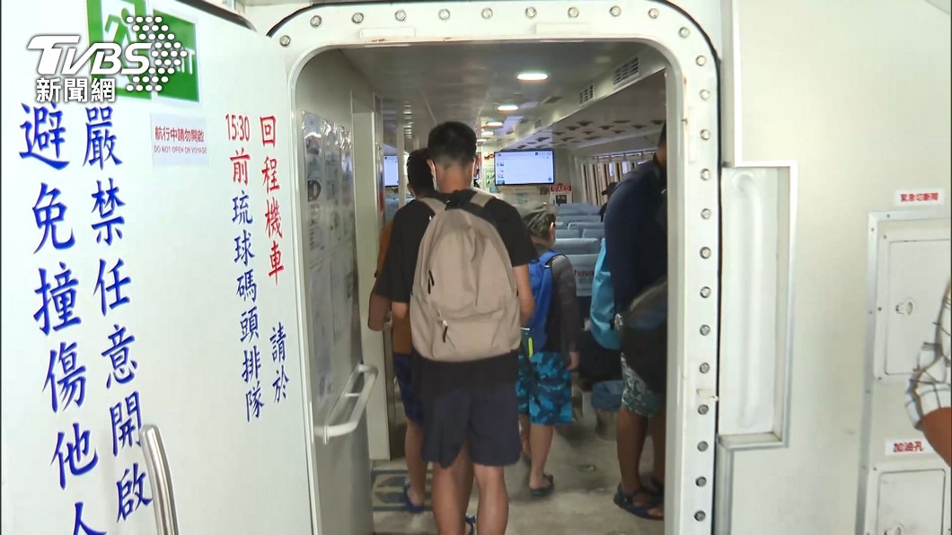 太熱遊客湧入小琉球 萬人登島遊客租無機車苦等2hrs│TVBS新聞網