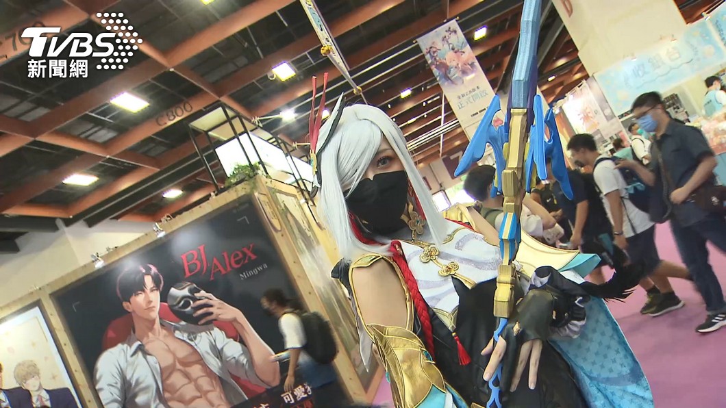 黃捷當女僕店長挺漫博！賴品妤COS現身 粉絲瘋搶「原神」商品│TVBS新聞網