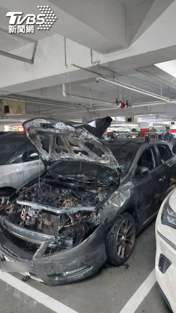 「焦」車了！賣場地下室火燒車煙霧瀰漫 女駕駛購物完傻了│TVBS新聞網