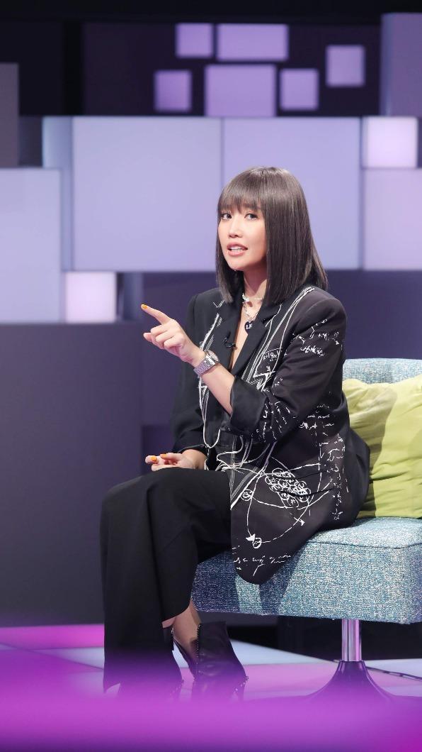 老公別看！A-Lin胸前鏤空「激吻小12歲男星」 互動超害羞│TVBS新聞網