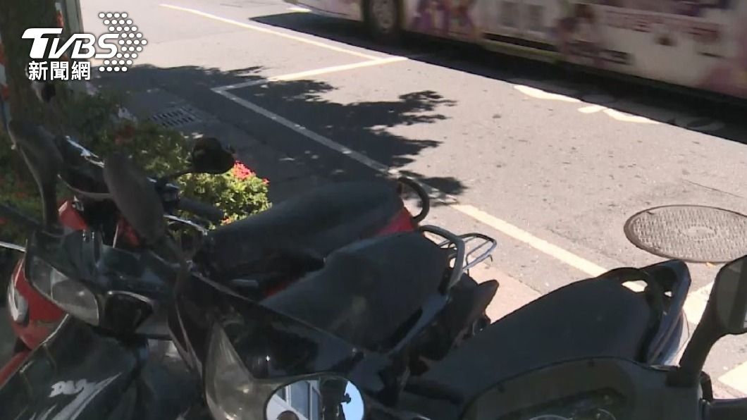 網傳騎機車「躲太陽犯1錯誤」恐罰6百元 交通部解答了│TVBS新聞網