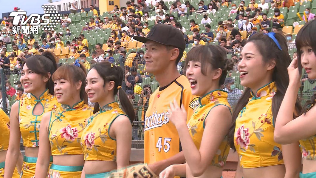 JOSH來洲際開球「嗨」對手 喊「一起幫味全龍加油」│TVBS新聞網