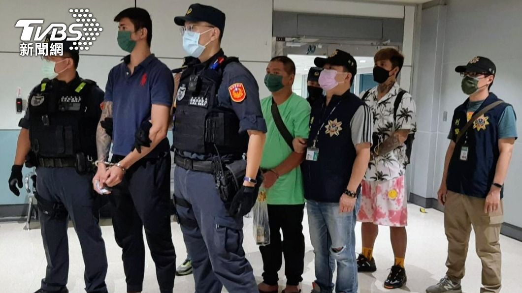 16人從「KK園區」回國 3通緝犯疑人蛇幹部遭上銬│TVBS新聞網