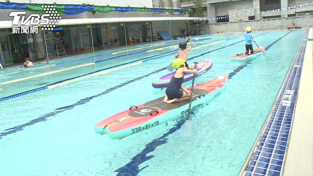 泳池不只教游泳 新課程SUP立槳、潛水體驗│TVBS新聞網